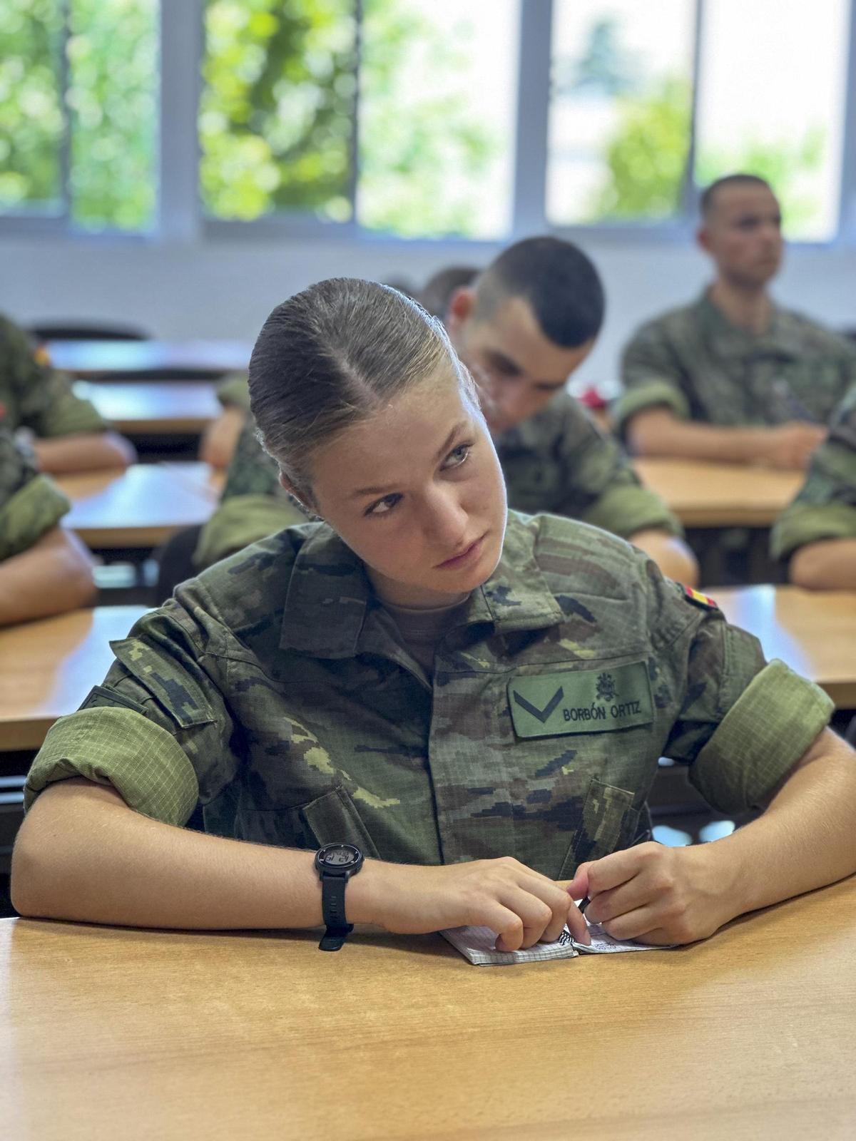 Las primeras imágenes de la princesa Leonor con el uniforme en la Academia General Militar de ...