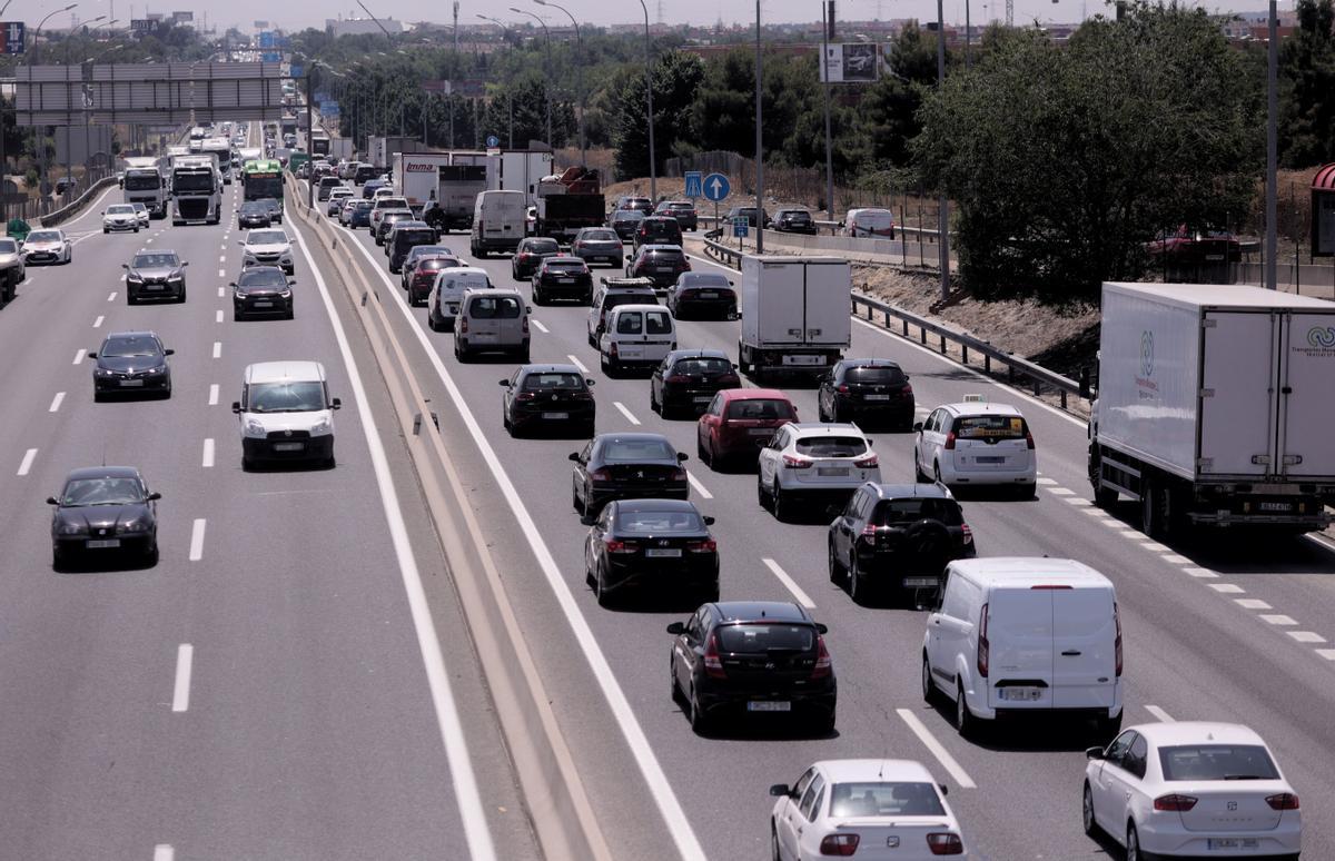 Un accidente entre dos camiones provoca kilómetros de atascos en la M ...