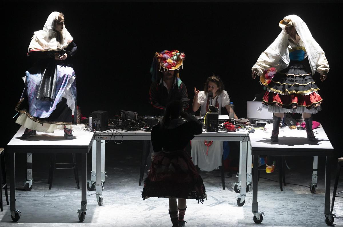 DANZA Y FOLKLORE | La compañía de danza Mucha Muchacha y Los Voluble ...